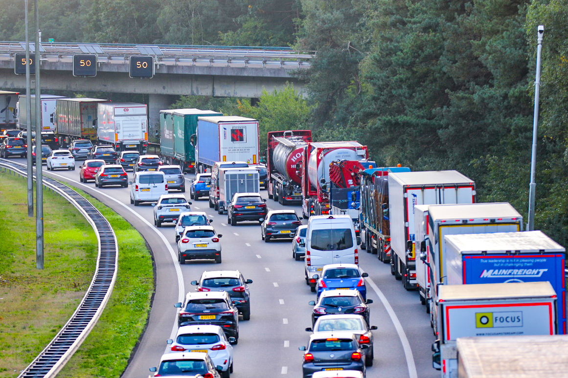 Snelweg dicht en 90 minuten file na ongeval met vrachtwagen | 112 Nieuws Nederland