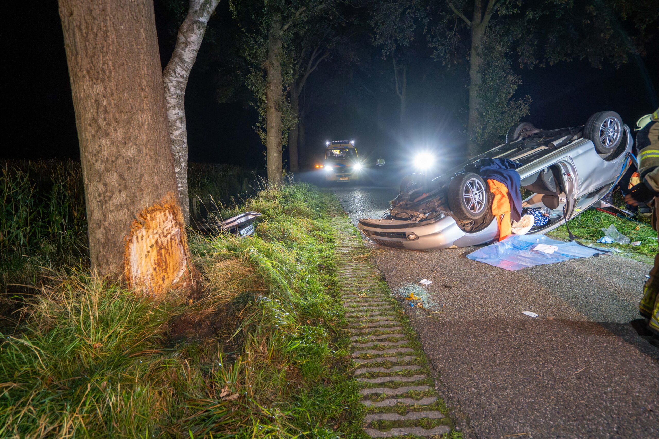 Twee zwaargewonden nadat auto tegen boom knalt en op kop belandt | 112 Nieuws Nederland