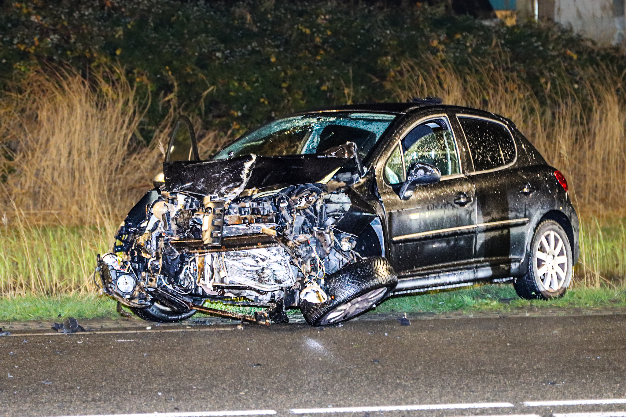 Forse schade en gewonde na harde frontale botsing tussen auto en bestelbus | 112 Nieuws Nederland