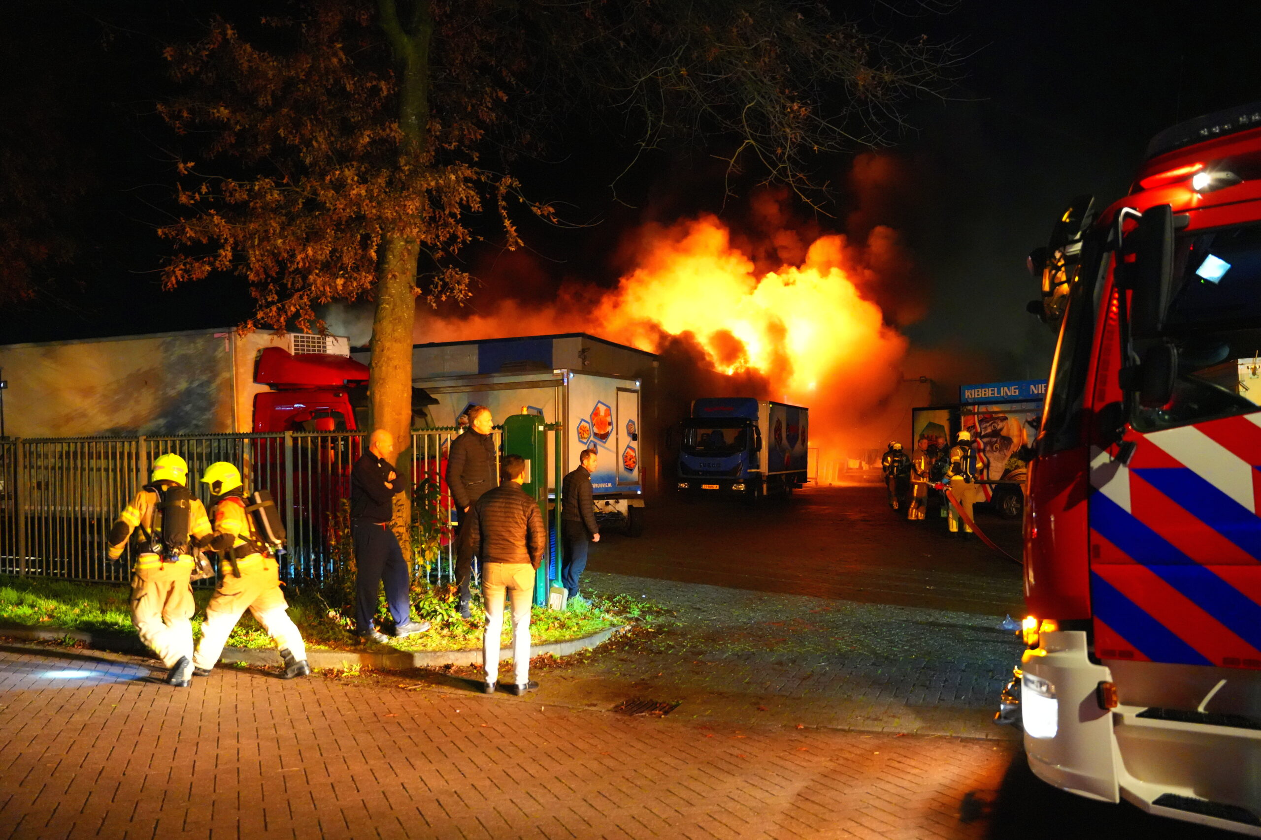Grote uitslaande brand op industrieterrein, vlammen slaan uit gebouw | 112 Nieuws Nederland
