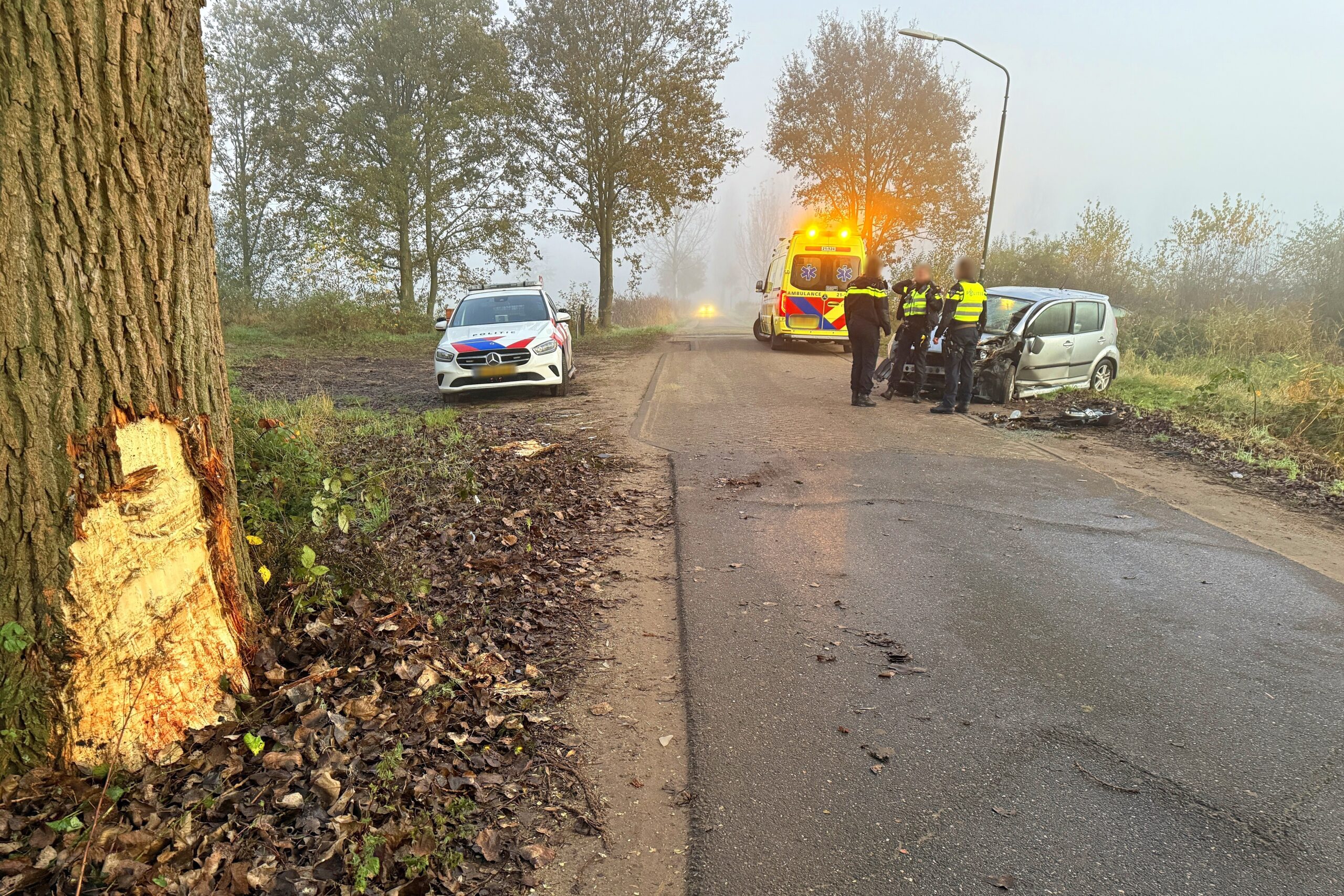 Automobiliste botst hard tegen boom, bestuurster naar ziekenhuis | 112 Nieuws Nederland