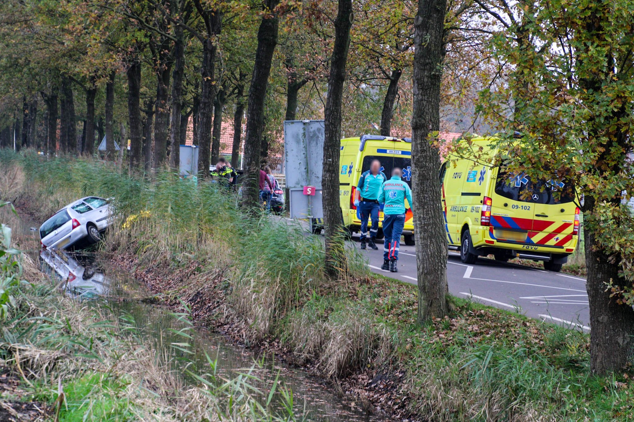 Mogelijke inbrekers crashen met auto tegen boom, beide inzittenden naar ziekenhuis | 112 Nieuws ...