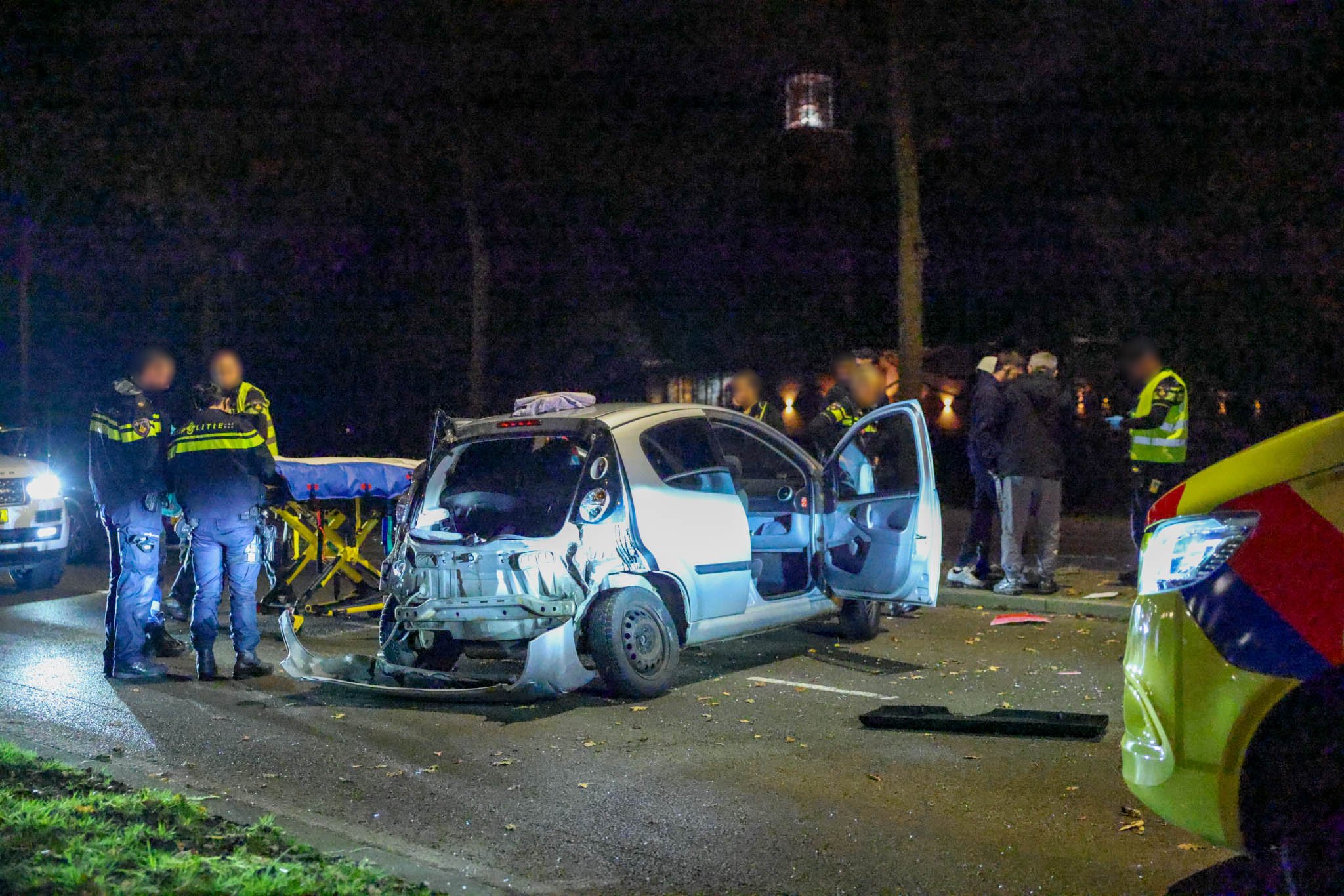 Auto zwaar beschadigd na harde botsing tegen lichtmast | 112 Nieuws Nederland