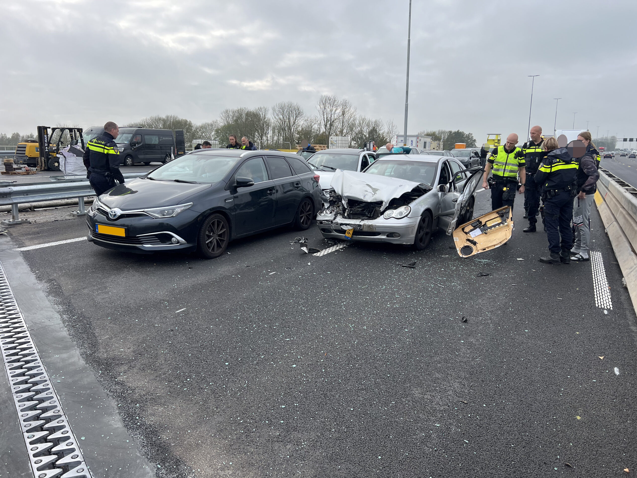 Enorme chaos op snelweg na ongeval, meerdere bestuurders onder invloed en rode kruisen genegeerd ...