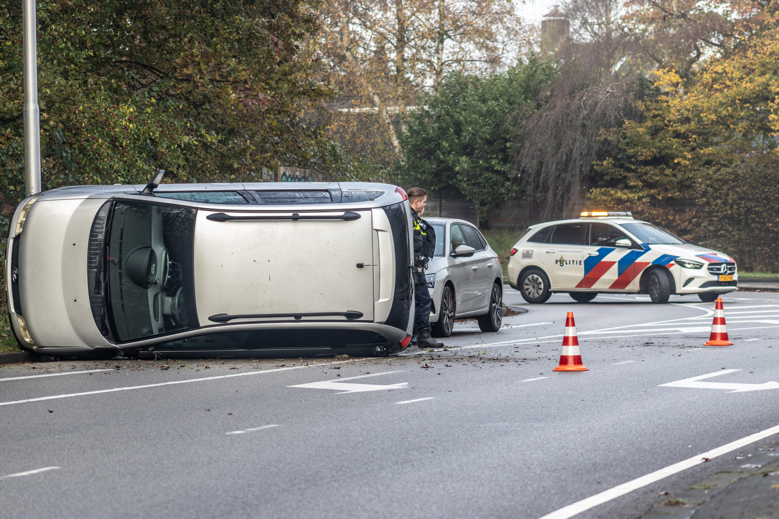 Automobilist belandt op zijkant na eenzijdig ongeval | 112 Nieuws Nederland