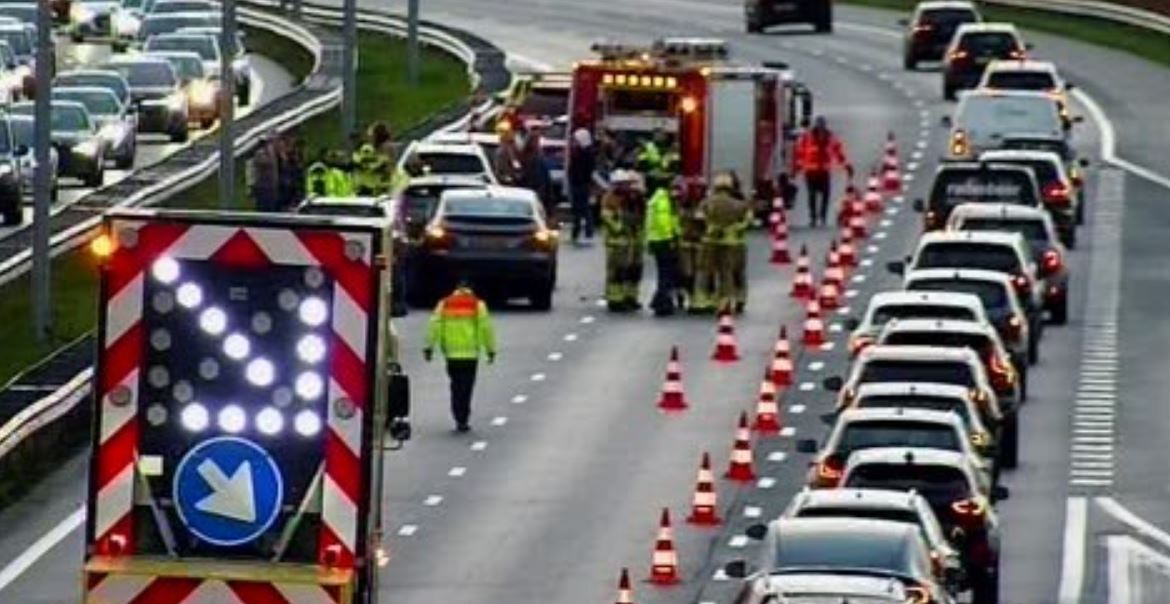 Acht voertuigen betrokken bij flink ongeval op snelweg, filetijd ruim 90 minuten | 112 Nieuws ...