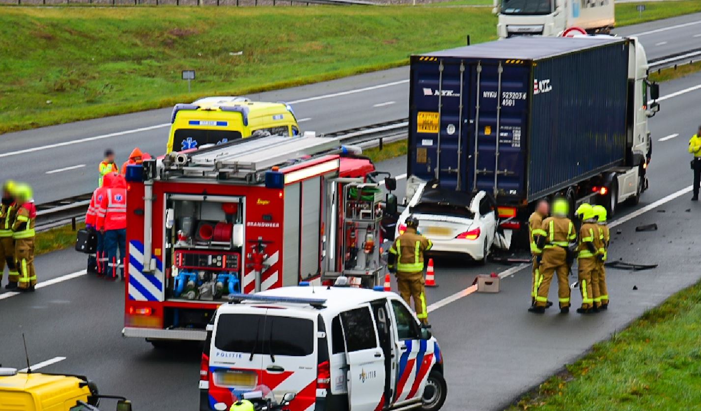 Automobilist overleden na zeer ernstig ongeval met vrachtwagen | 112 Nieuws Nederland