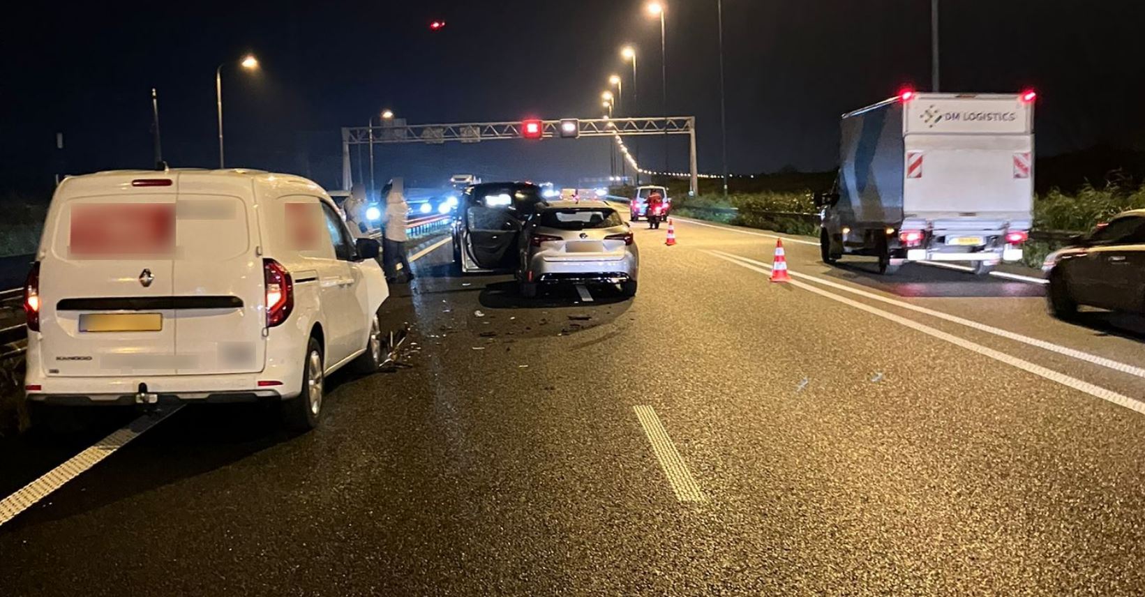 Forse schade en file van 70 minuten na ongeval met drie voertuigen ...