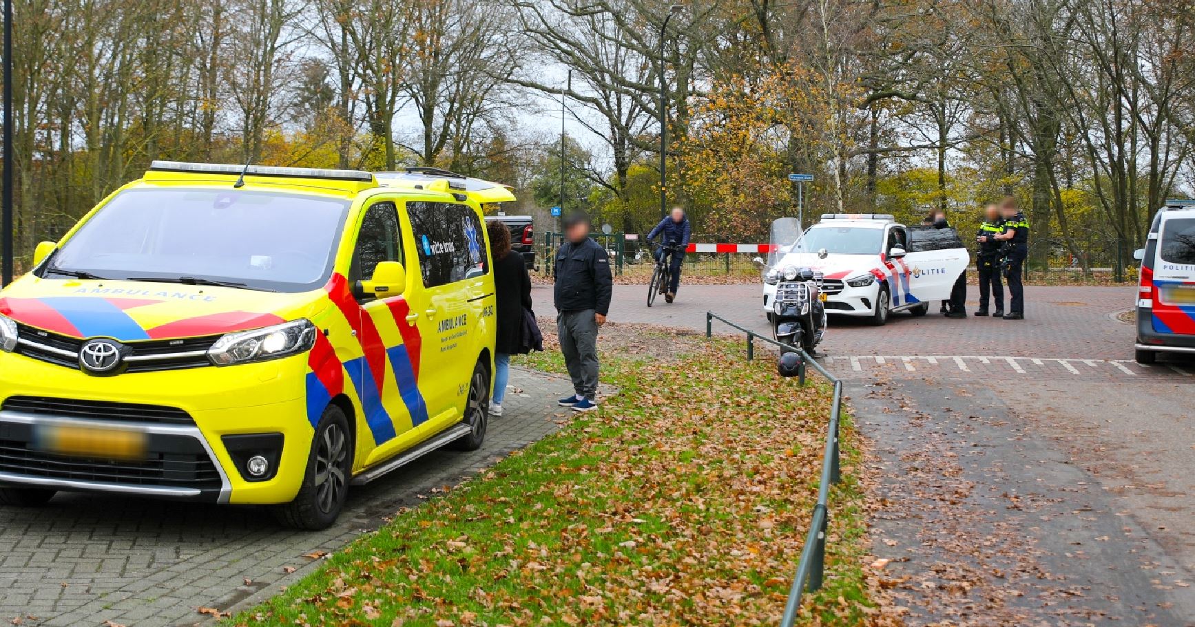 Scooterrijder negeert stopteken politie en botst tegen omstander | 112 Nieuws Nederland