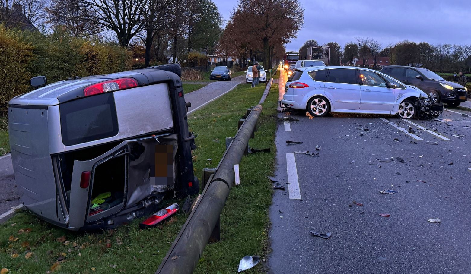 Enorme ravage en busje op zijkant na fors ongeval met meerdere auto’s | 112 Nieuws Nederland
