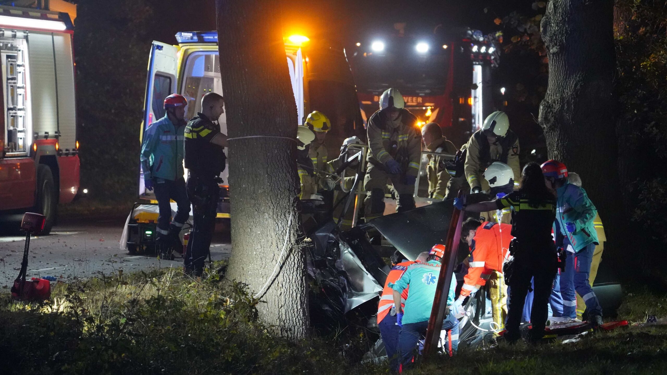 Ernstig ongeval; automobilist zwaargewond nadat auto frontaal tegen boom botst | 112 Nieuws ...