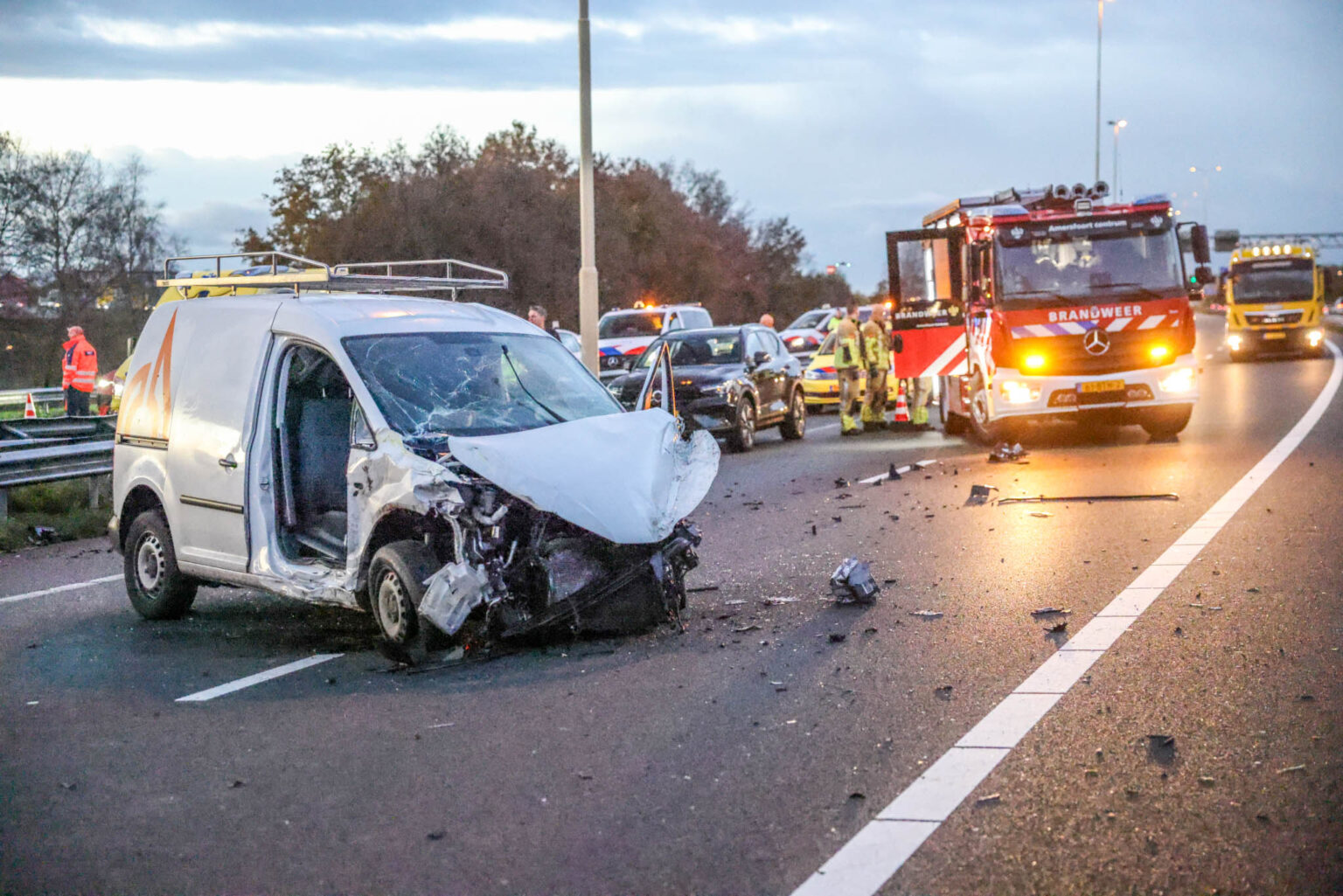 Zwaar ongeval op snelweg; vrachtwagen gekanteld, traumahelikopter geland | 112 Nieuws Nederland