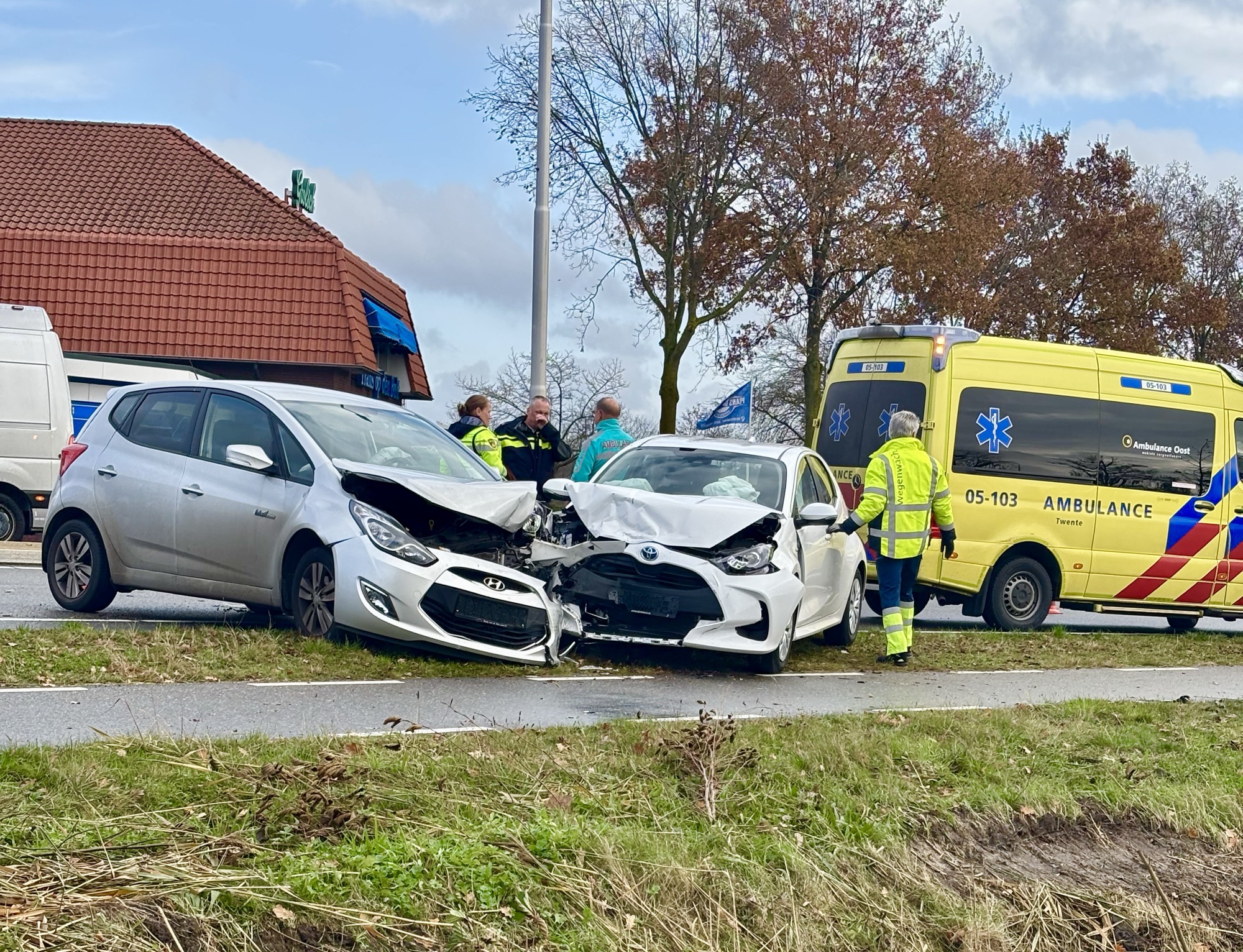 Grote ravage na ongeval tussen twee personenauto’s | 112 Nieuws Nederland