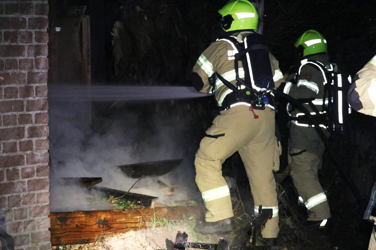 Stapel pallets achter huis in brand, brandweer met spoed ter plaatse ...