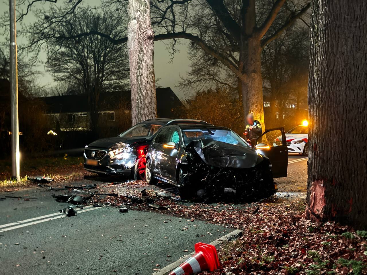 Zwaar ongeval; auto botst hard tegen boom, andere auto botst erop | 112 Nieuws Nederland