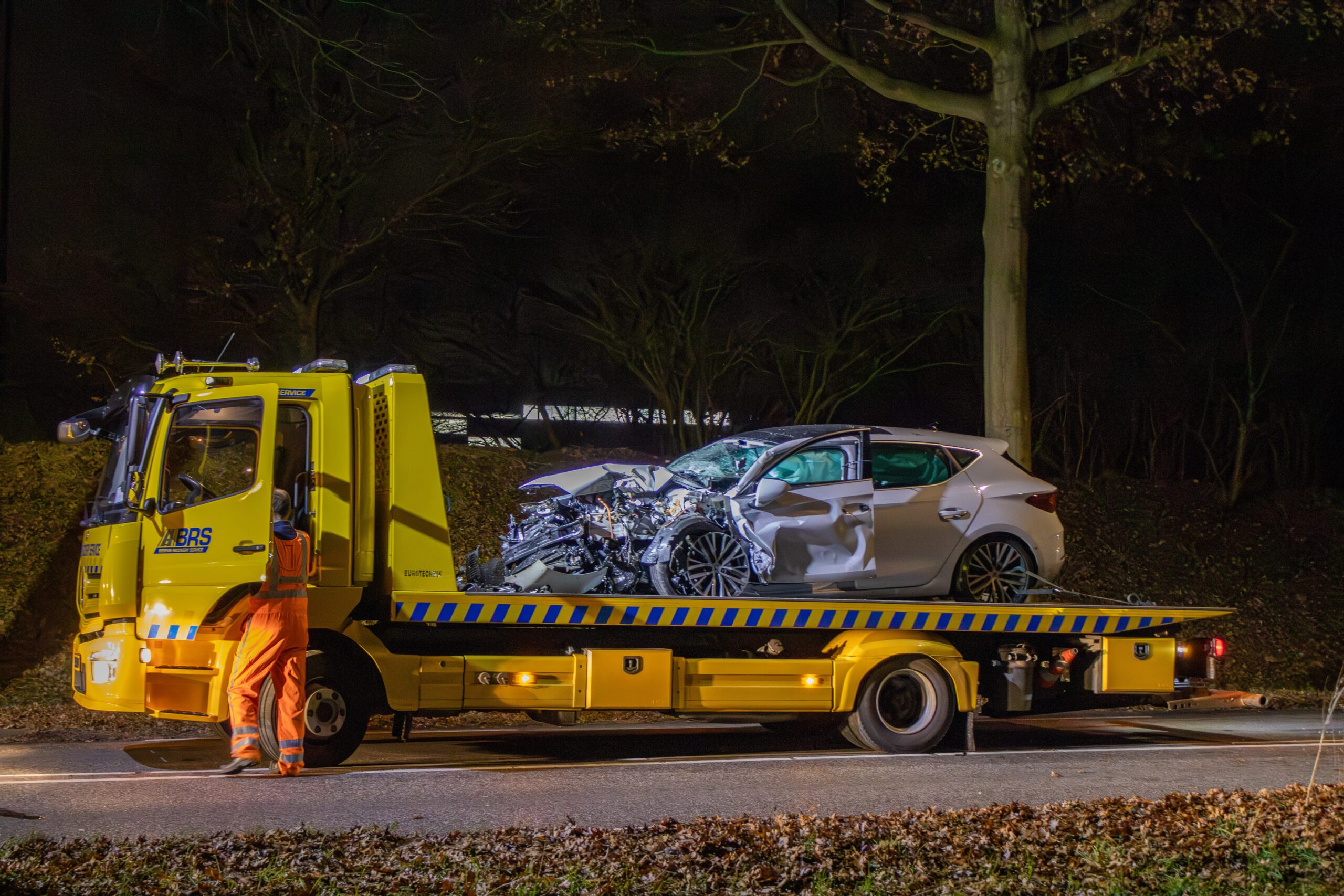 Automobilist zwaargewond na harde frontale botsing tegen boom | 112 Nieuws Nederland
