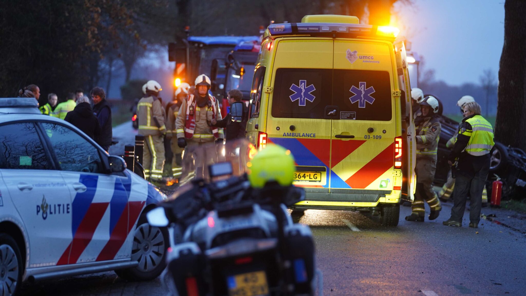 Zwaar ongeval in buitengebied, auto op de kop na botsing met boom en trekker | 112 Nieuws Nederland