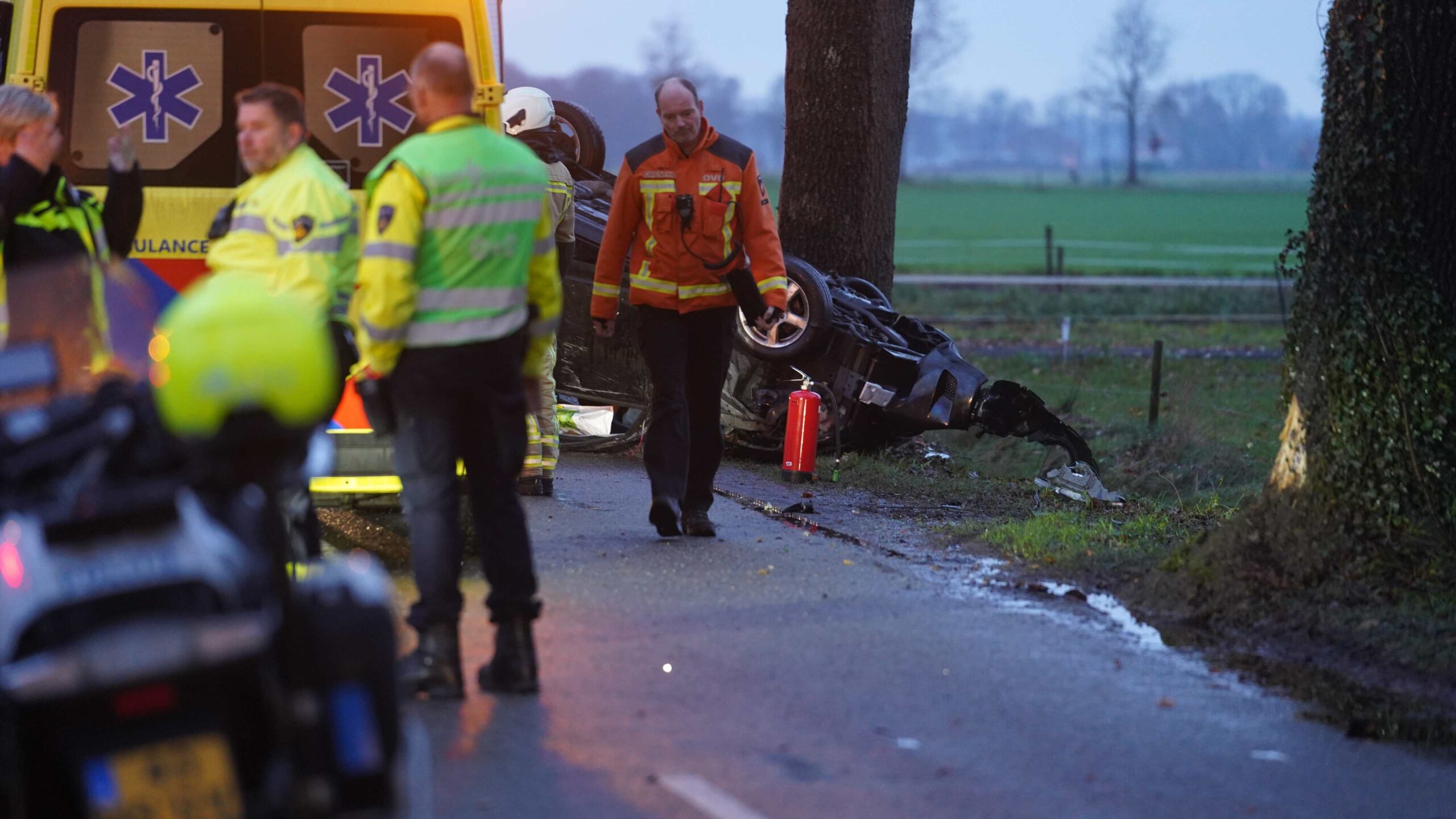 Zwaar ongeval in buitengebied, auto op de kop na botsing met boom en trekker | 112 Nieuws Nederland