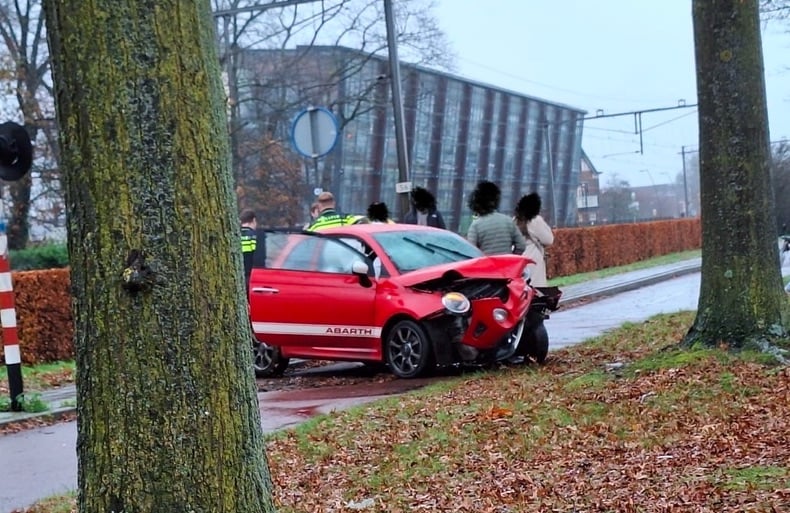 Automobilist botst hard frontaal tegen boom | 112 Nieuws Nederland