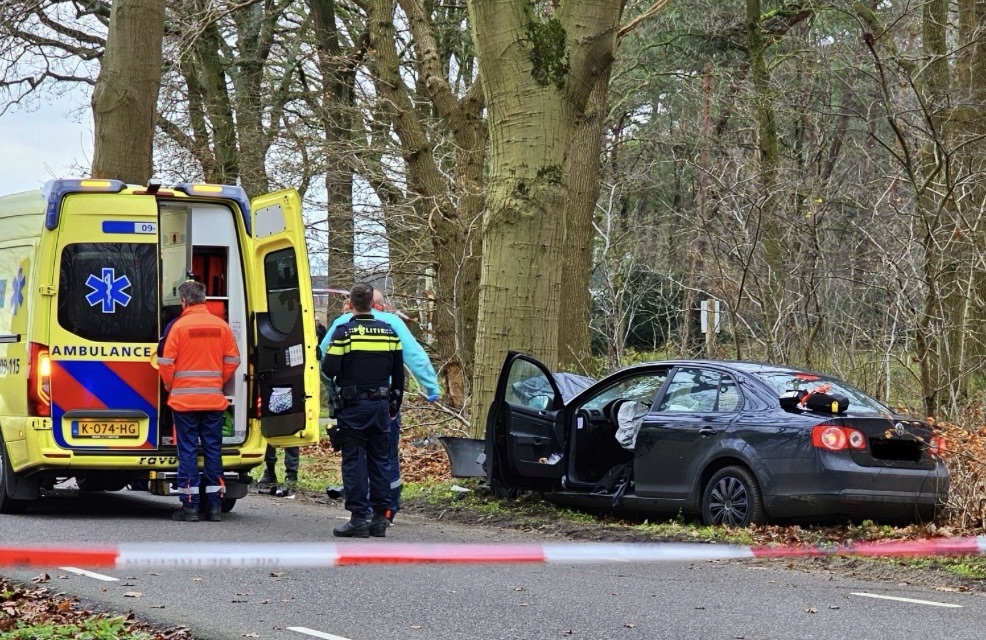 Automobilist zwaargewond na frontale botsing tegen boom, traumahelikopter geland | 112 Nieuws ...