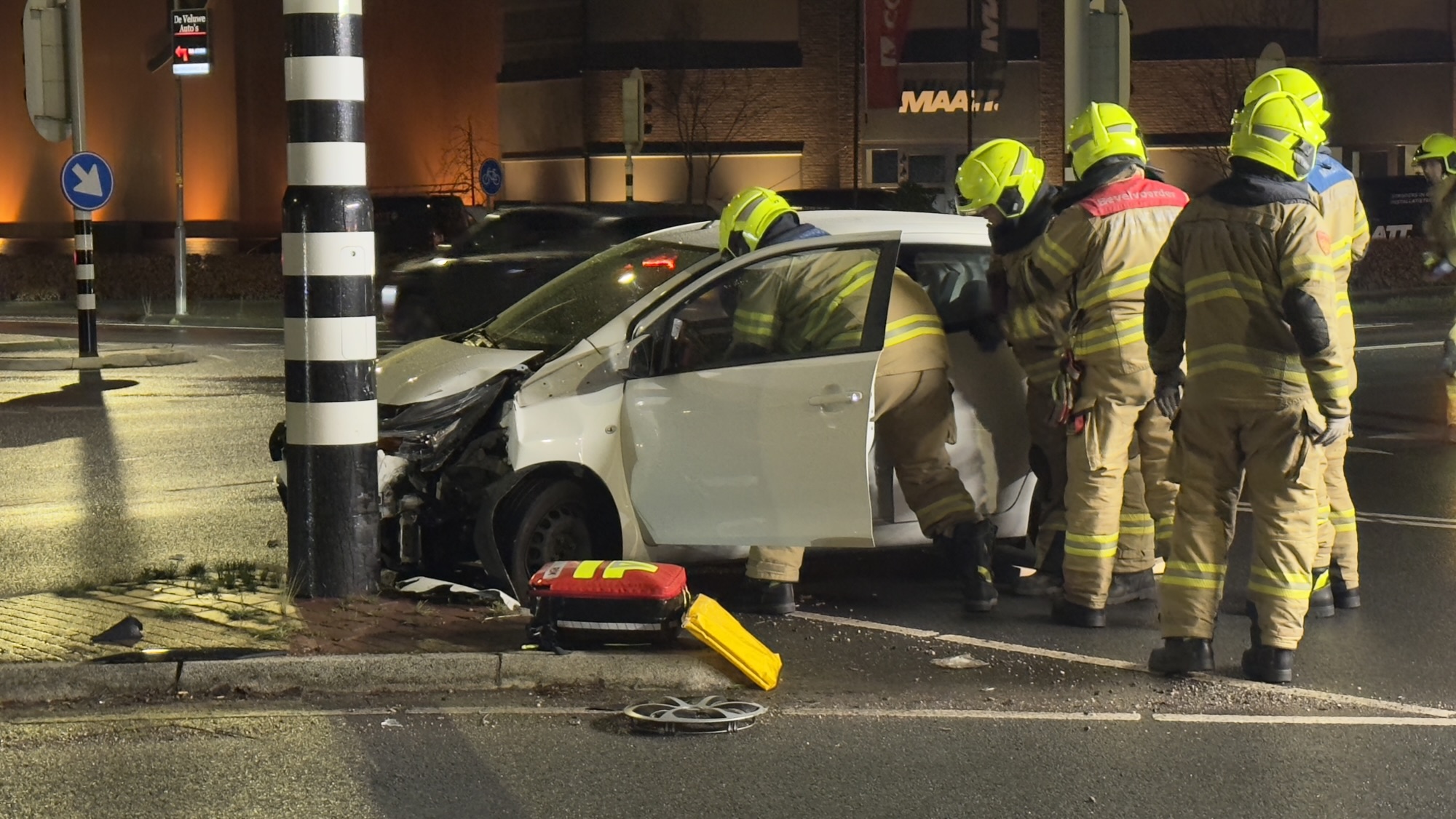 Automobilist botst hard tegen verkeerspaal | 112 Nieuws Nederland