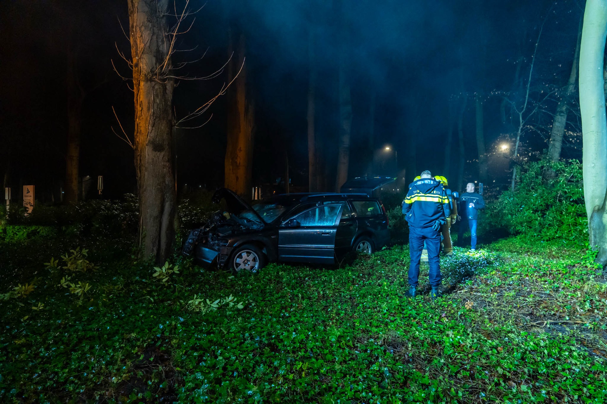Automobilist gevlucht na harde crash met gestolen Volvo tegen boom | 112 Nieuws Nederland