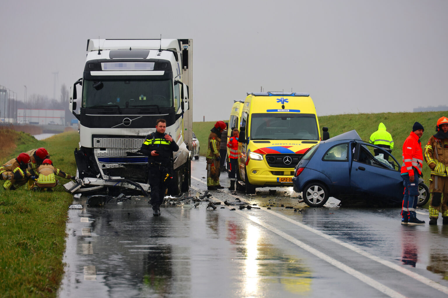 Automobilist overleden na ernstige frontale botsing met vrachtwagen | 112 Nieuws Nederland