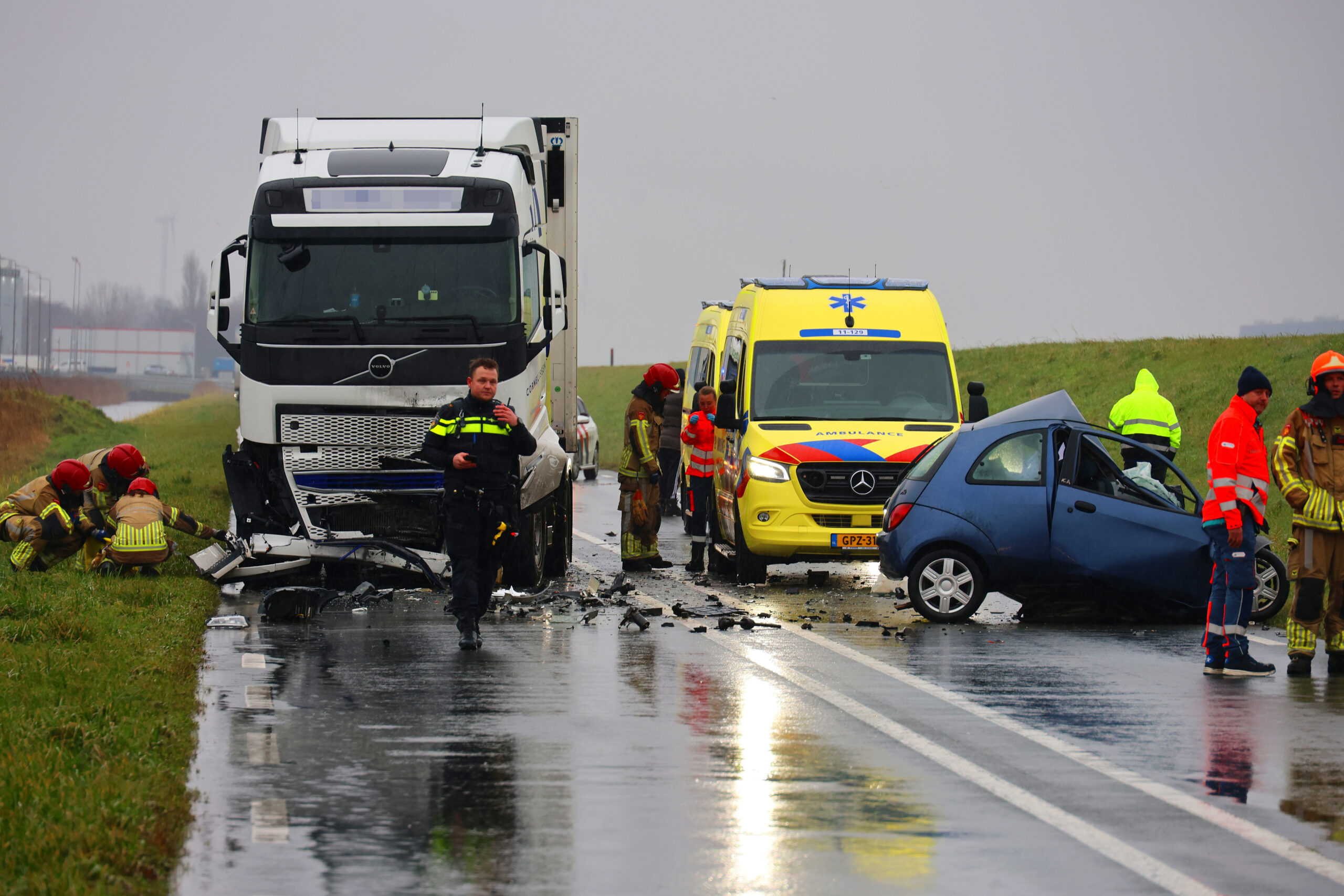 Automobilist overleden na ernstige frontale botsing met vrachtwagen | 112 Nieuws Nederland