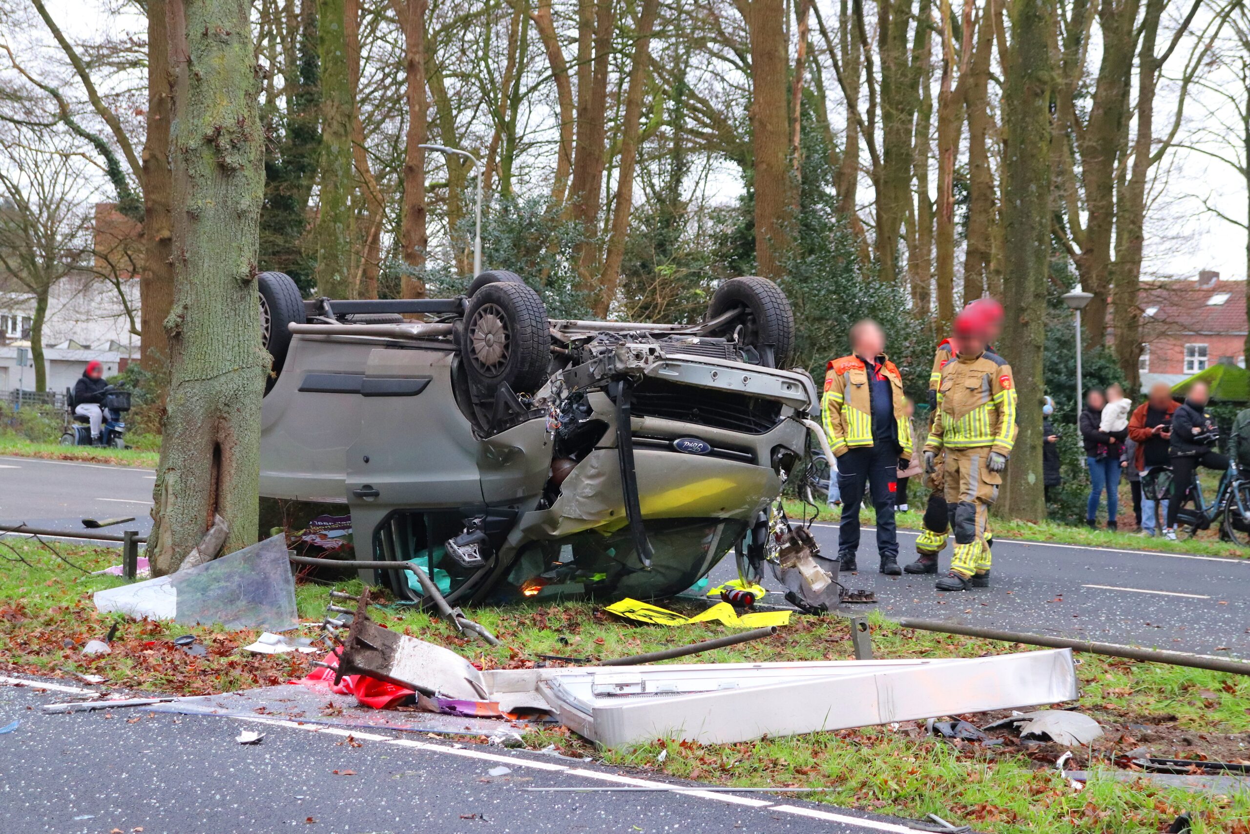 Zwaar ongeval; bestelbus belandt op de kop na eenzijdig ongeval | 112 Nieuws Nederland