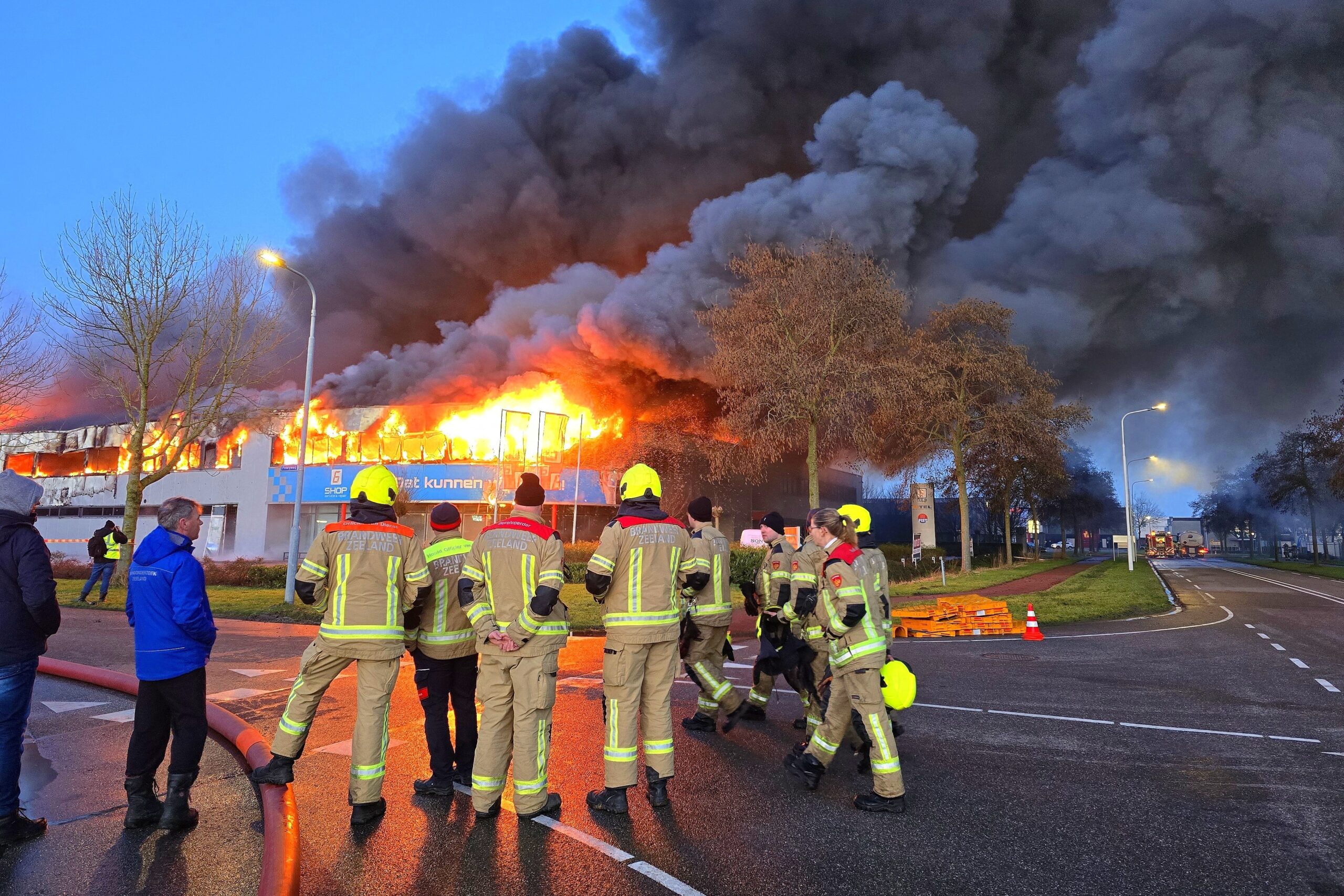 Grote brand in bedrijfspand na meer dan 24 uur geblust | 112 Nieuws Nederland