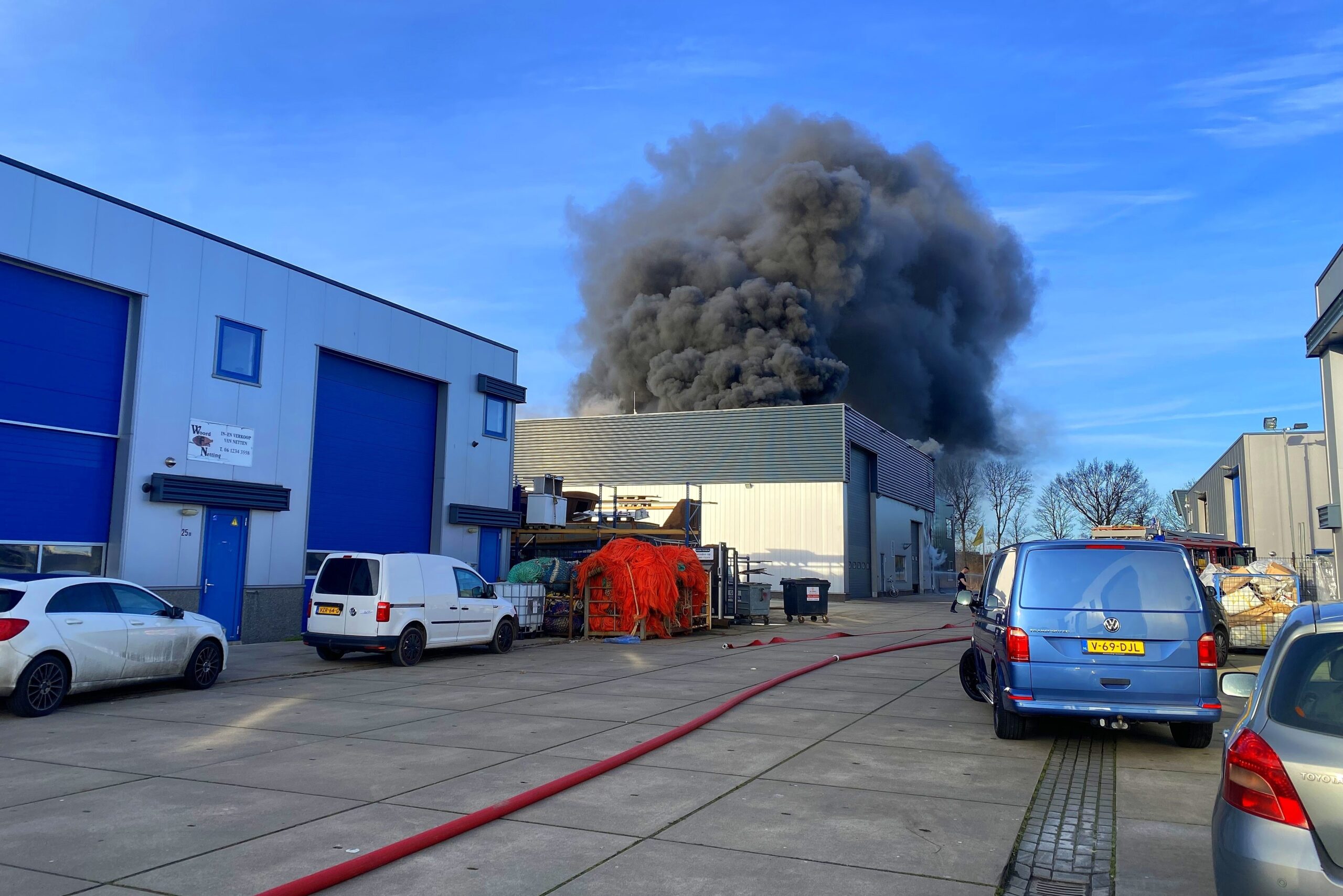 Grote uitslaande brand met veel rookontwikkeling in bedrijfspand | 112 Nieuws Nederland