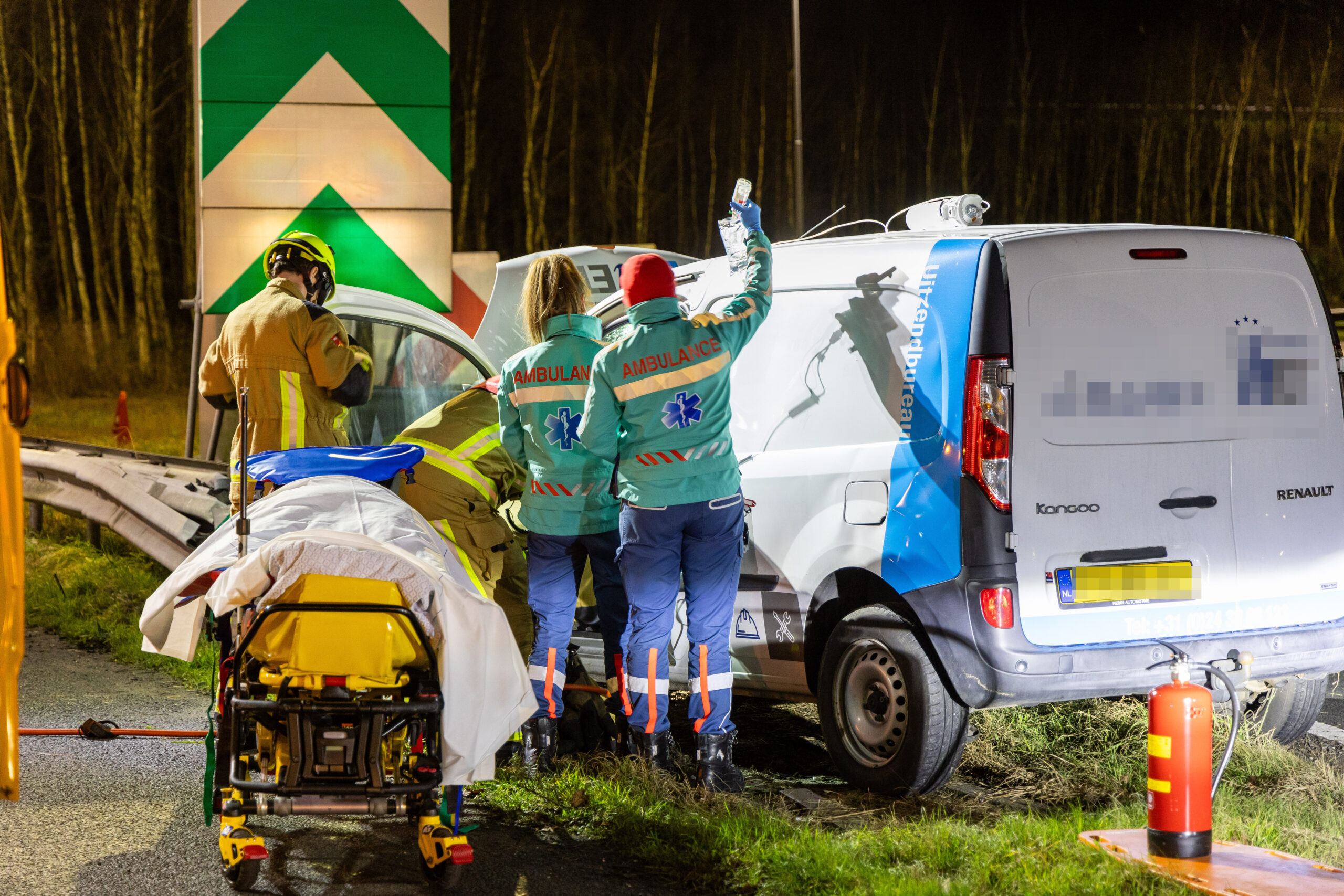 Zwaar ongeval; bestelbus botst hard tegen RIMOB op snelweg | 112 Nieuws ...