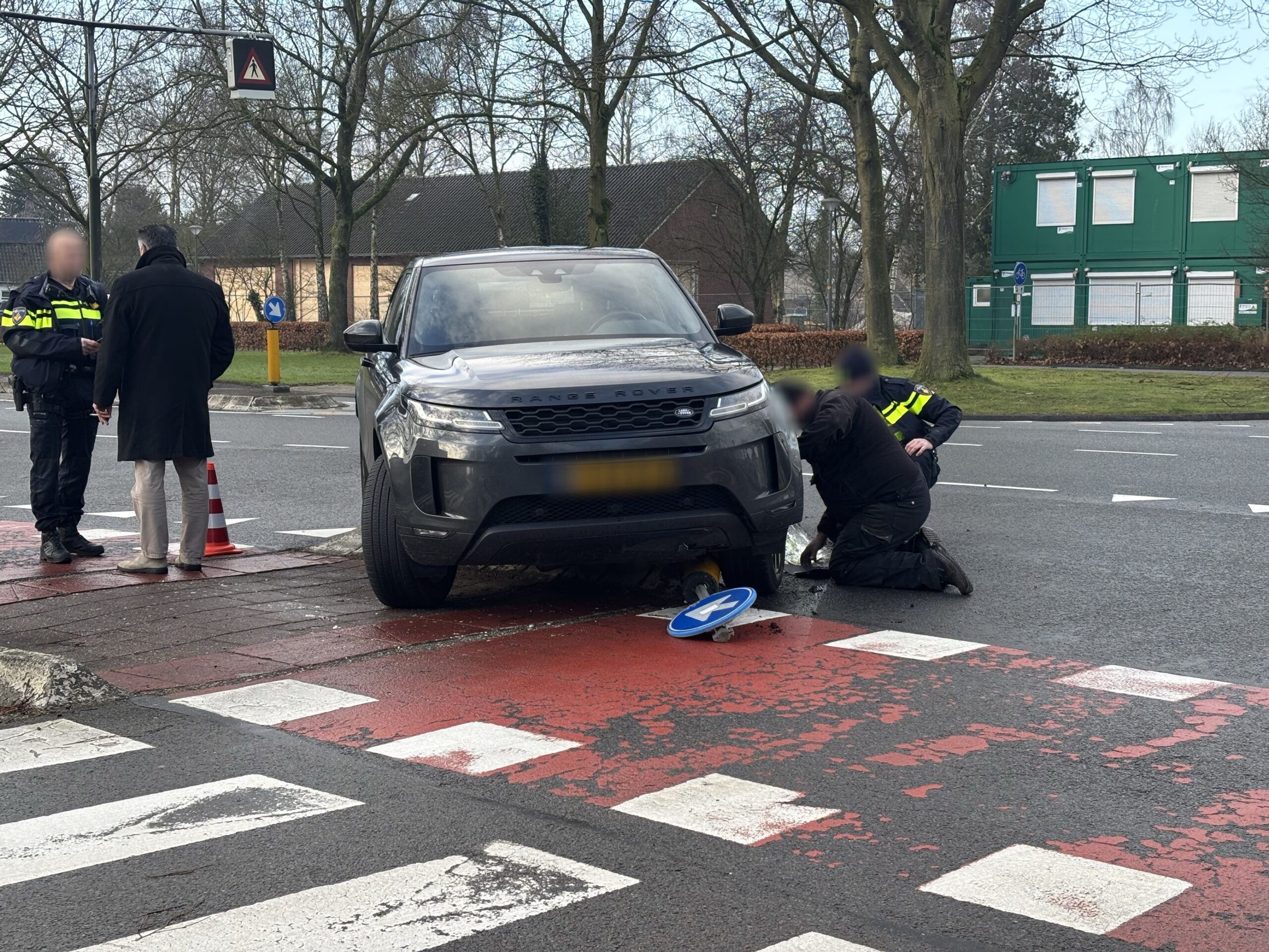 Auto botst op vluchtheuvelpaal, bestuurder naar het ziekenhuis | 112 Nieuws Nederland
