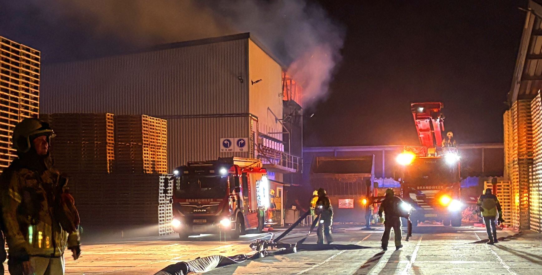 Zeer grote uitslaande brand bij palletbedrijf | 112 Nieuws Nederland