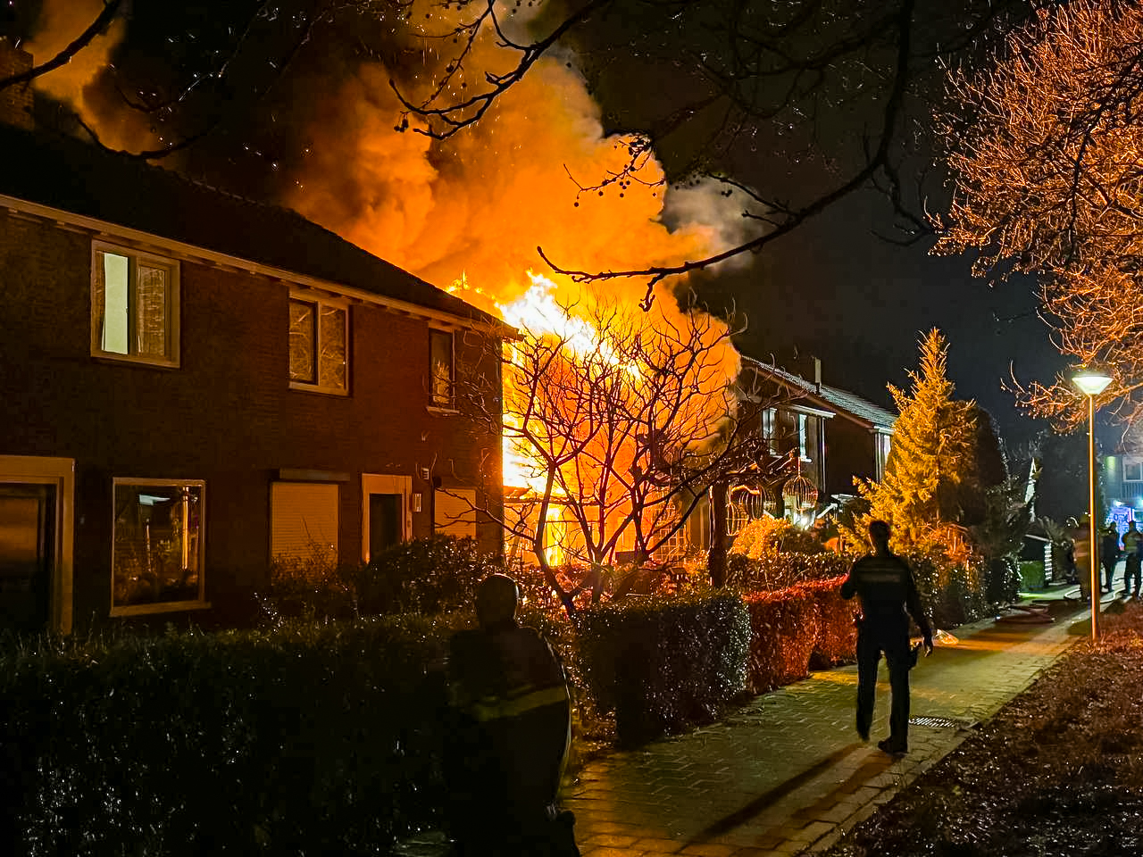 Grote uitslaande brand verwoest schuur en slaat over naar woningen ...