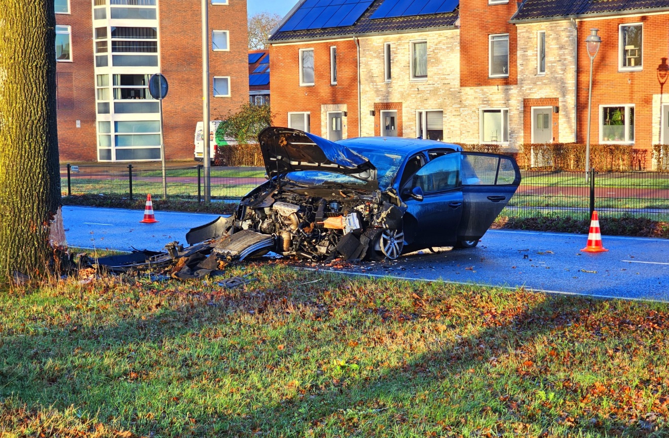 Zwaar ongeval; automobilist botst frontaal tegen een boom | 112 Nieuws Nederland
