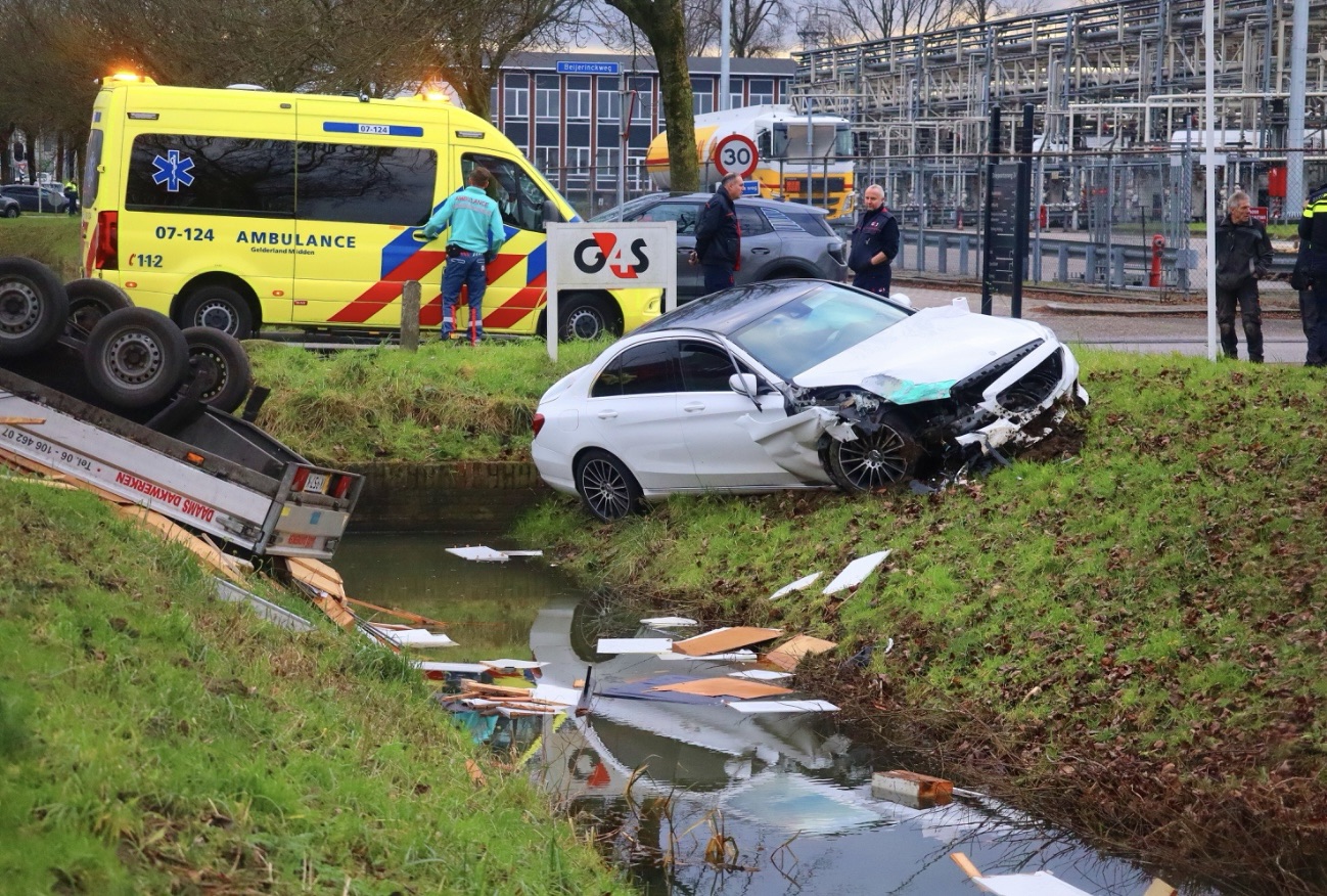 Fors ongeval en grote ravage; bestuurder bekneld na harde botsing | 112 Nieuws Nederland