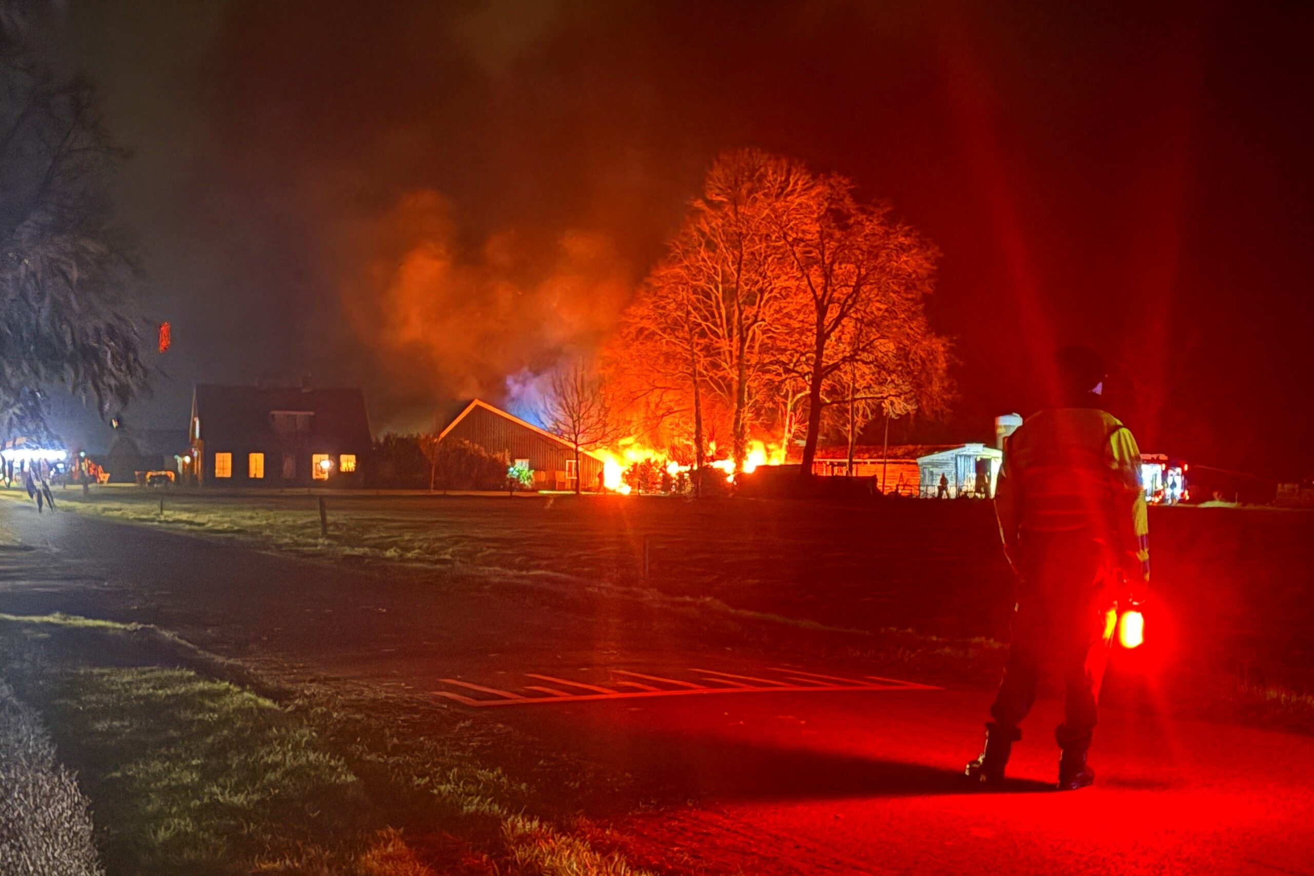 Zeer grote uitslaande brand in schuur, brandweer groots gealarmeerd | 112 Nieuws Nederland