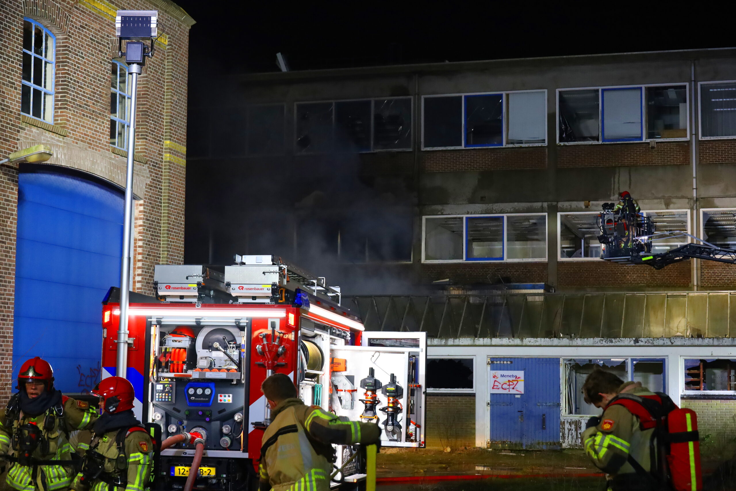 Grote uitslaande brand met veel rookontwikkeling in leegstaand pand | 112 Nieuws Nederland