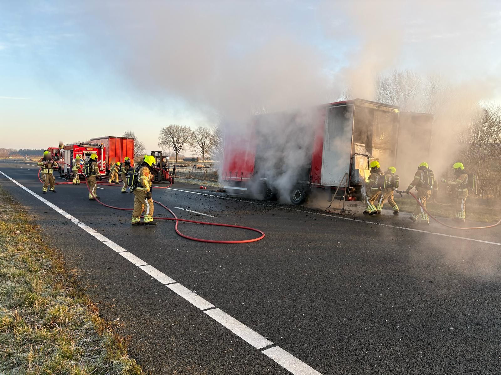 Trailer van vrachtwagen in brand op snelweg, weg volledig dicht | 112 Nieuws Nederland