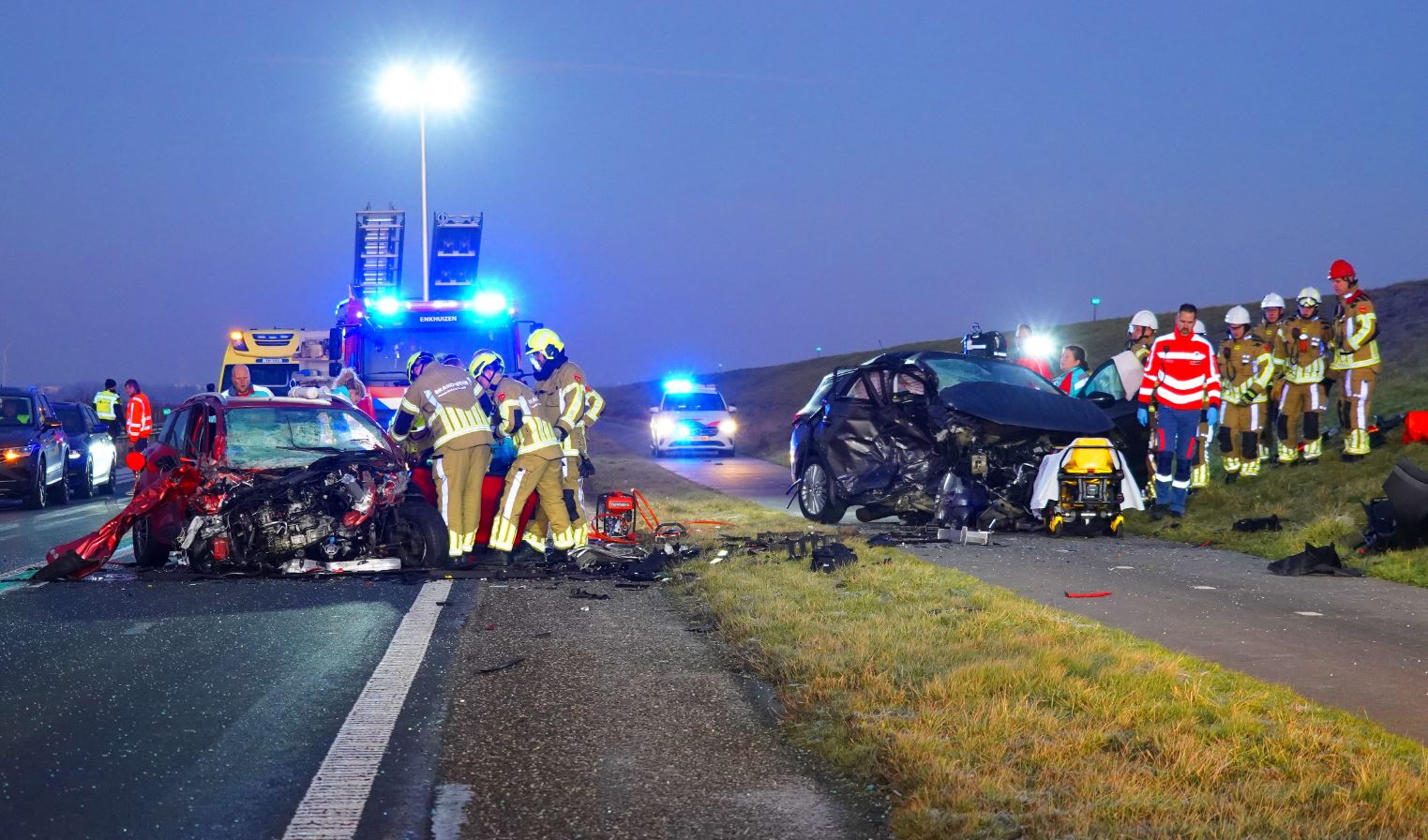 Zwaar frontaal ongeval, enorme ravage en twee gewonden | 112 Nieuws Nederland