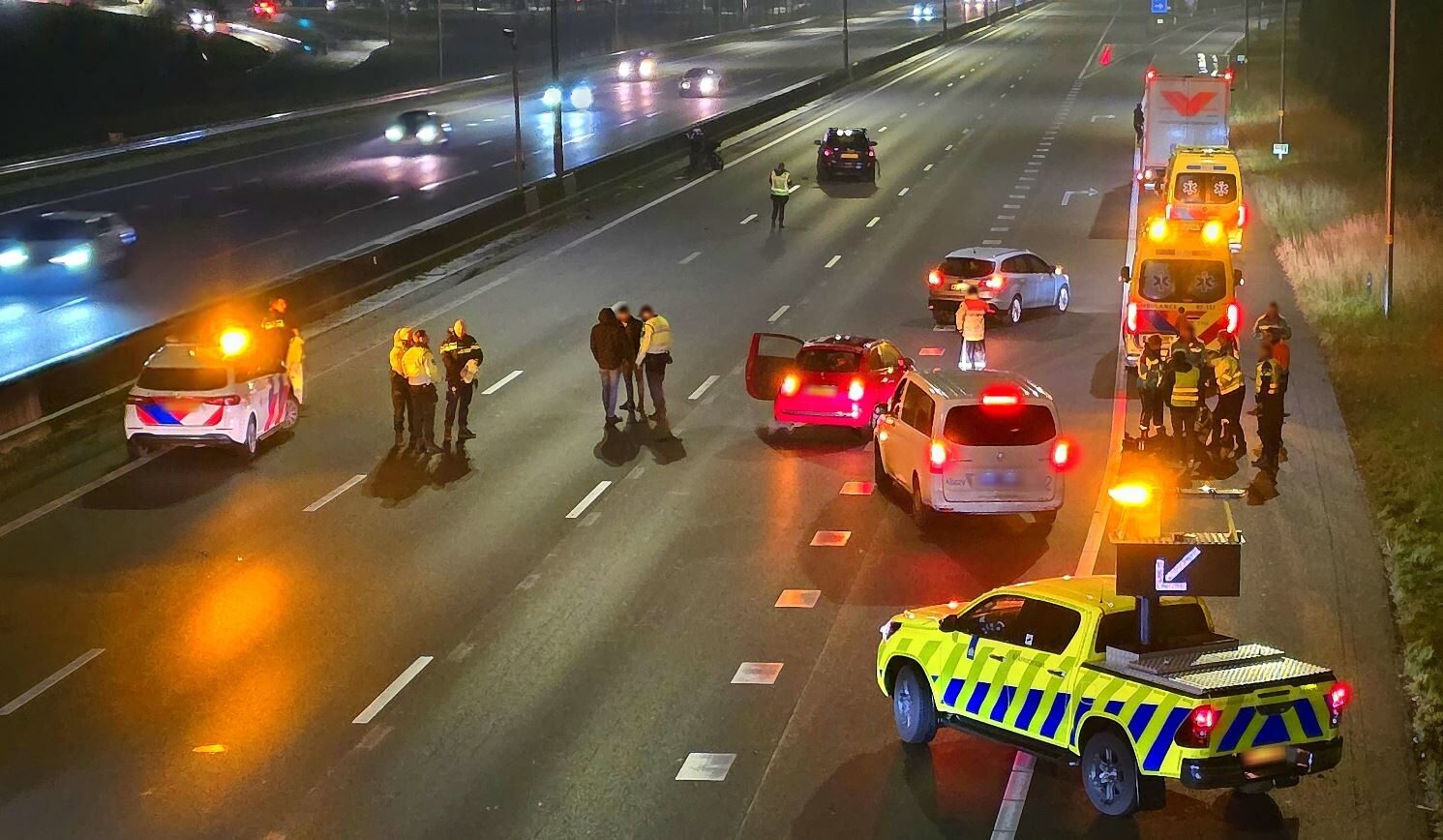 Snelweg volledig dicht na fors ongeval met meerdere voertuigen | 112 Nieuws Nederland