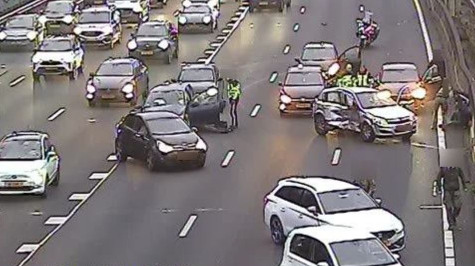 Veel schade en 50 minuten file na ongeval met meerdere auto’s | 112 Nieuws Nederland