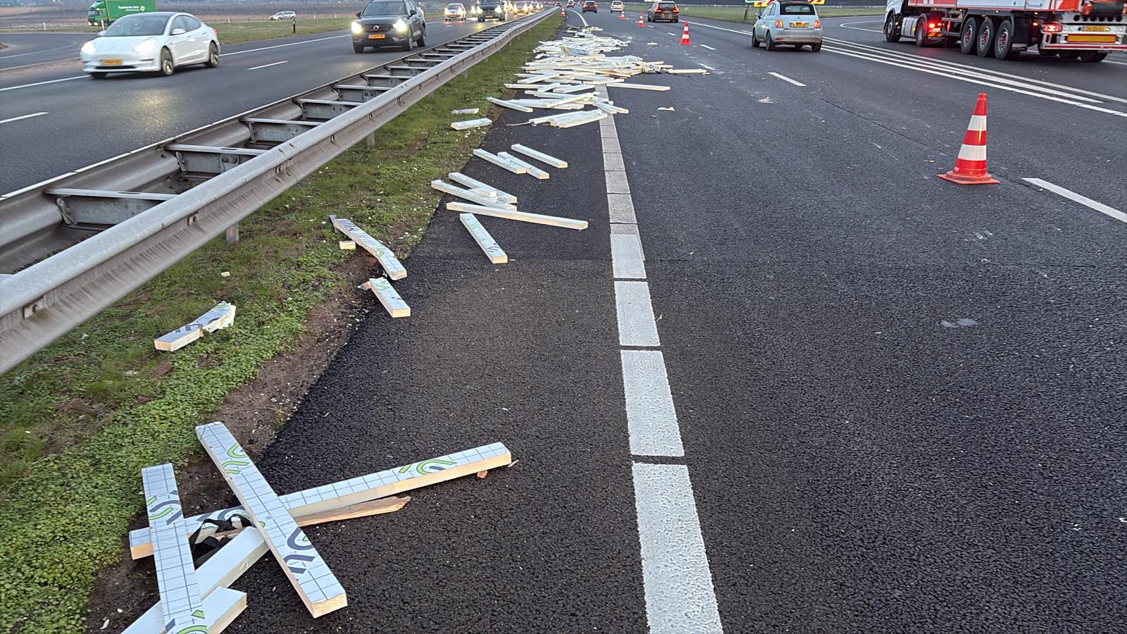 Meerdere auto’s beschadigd door schuimplaten op de snelweg | 112 Nieuws Nederland