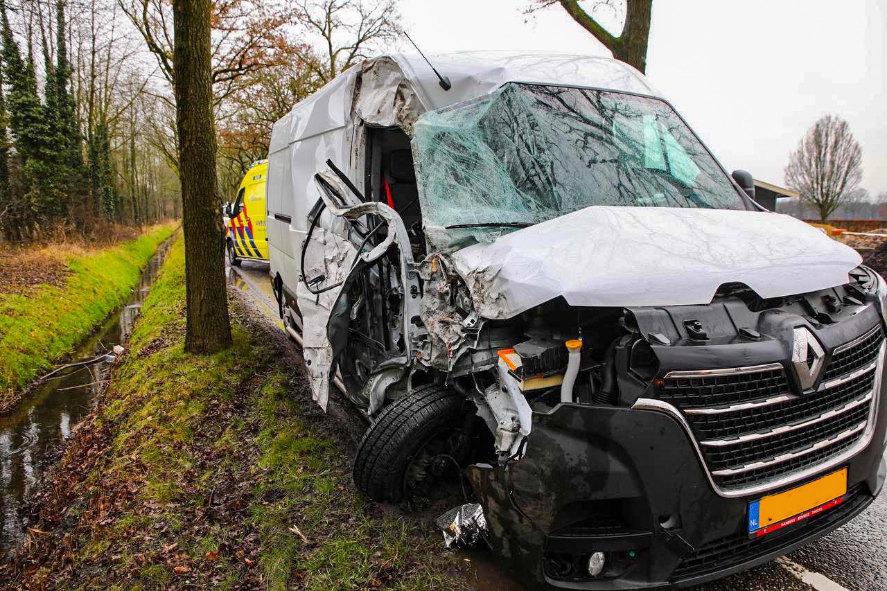 Bestelbus botst frontaal tegen boom, bestuurder gewond | 112 Nieuws Nederland