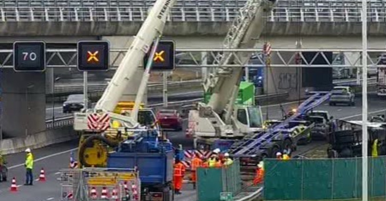 Berging gekantelde vrachtwagen gaat nog uren duren | 112 Nieuws Nederland