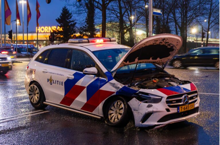 Enorme schade na ongeval tussen politieauto en auto | 112 Nieuws Nederland