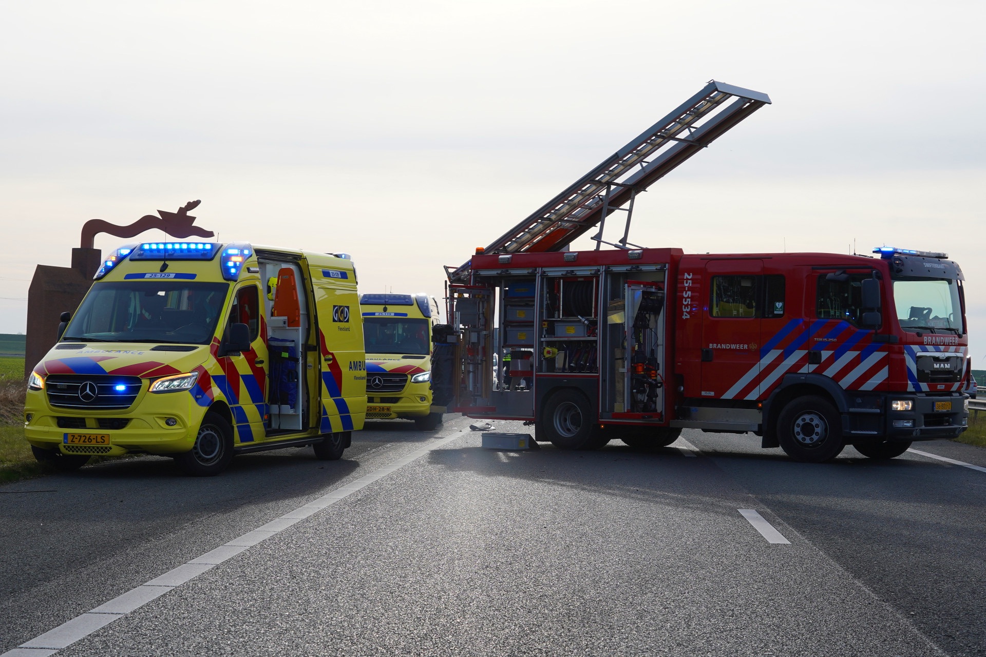 Twee zwaargewonden en snelweg afgesloten na ernstig ongeval | 112 Nieuws Nederland