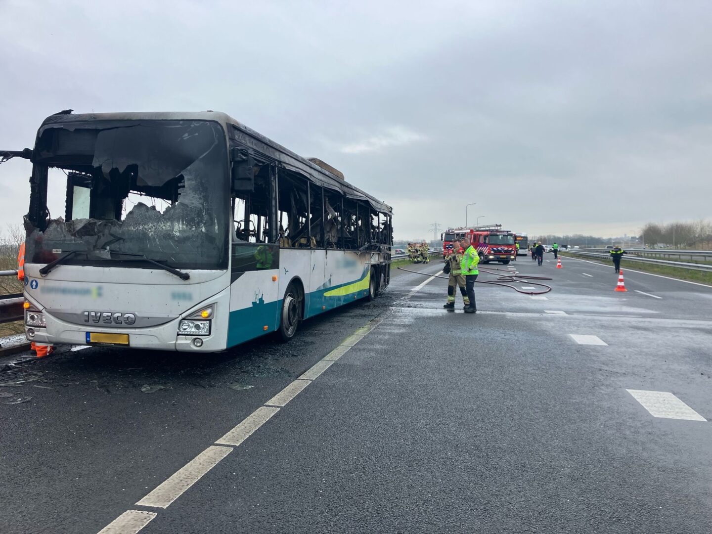 Lijnbus volledig uitgebrand op snelweg | 112 Nieuws Nederland