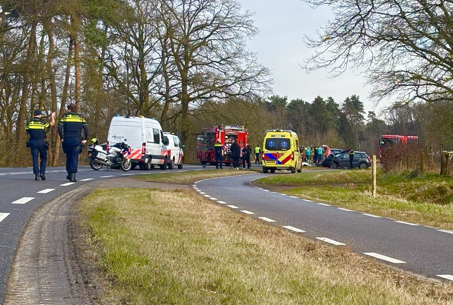 Persoon overleden en één gewonde na ernstig ongeval, weg volledig afgesloten | 112 Nieuws Nederland